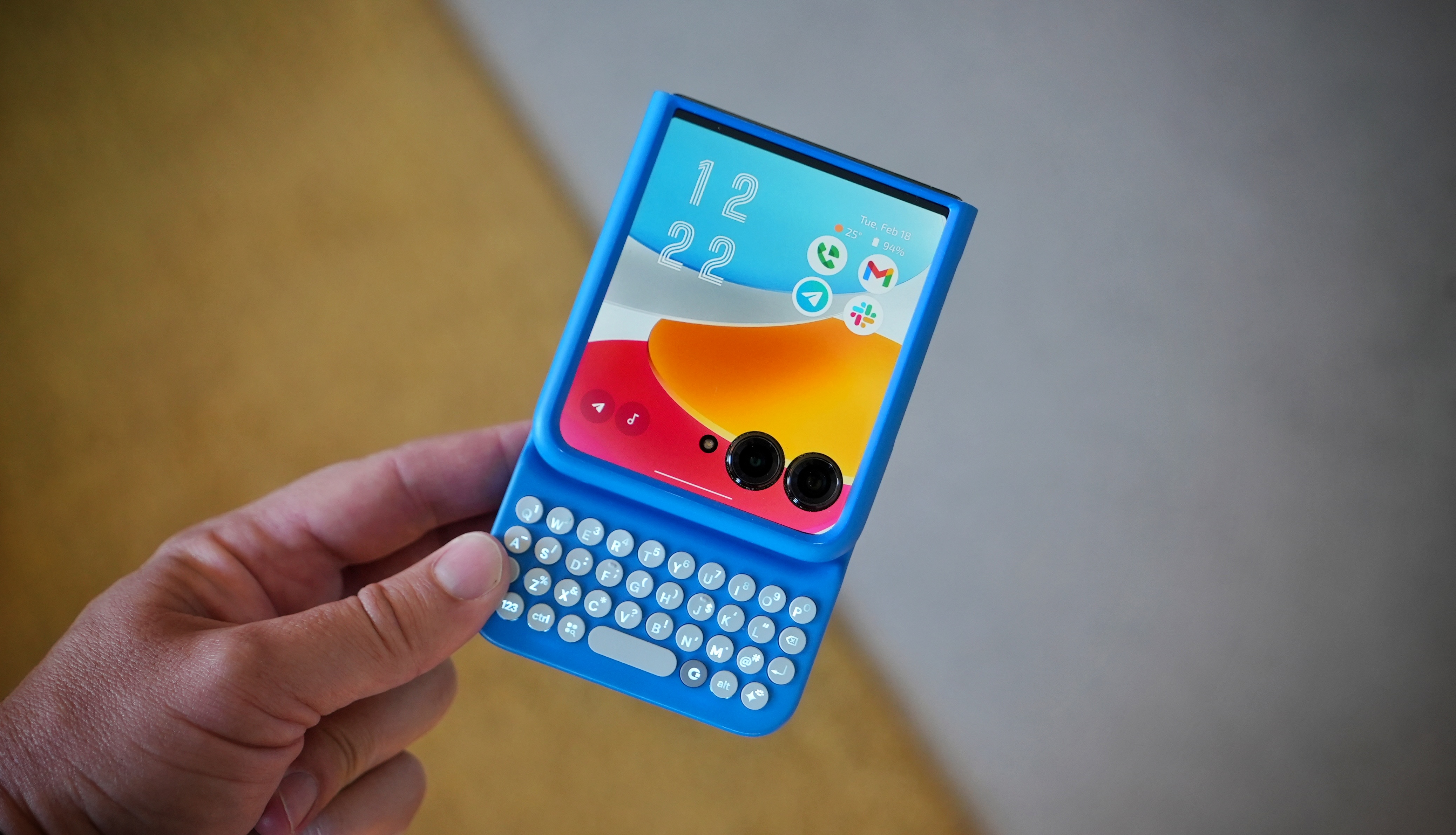 Clicks Keyboard case transforms the Motorola Razr flip